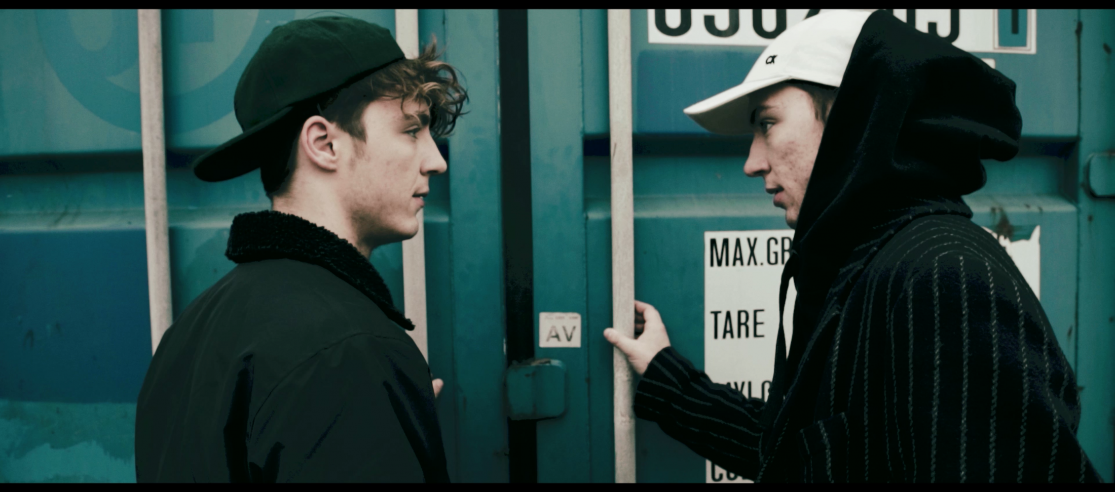 Lochi vs Lochi - 2 in einem Raum